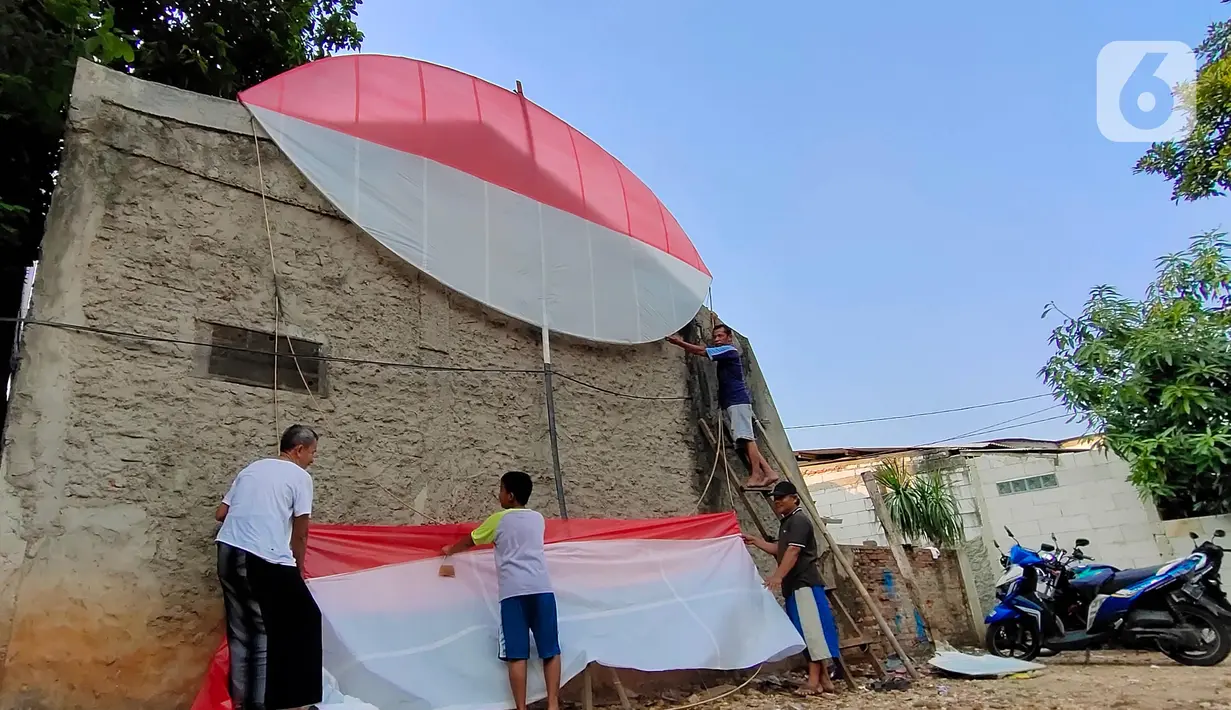 FOTO: Melihat Pembuatan Layang-Layang Merah Putih Setinggi 6 Meter ...