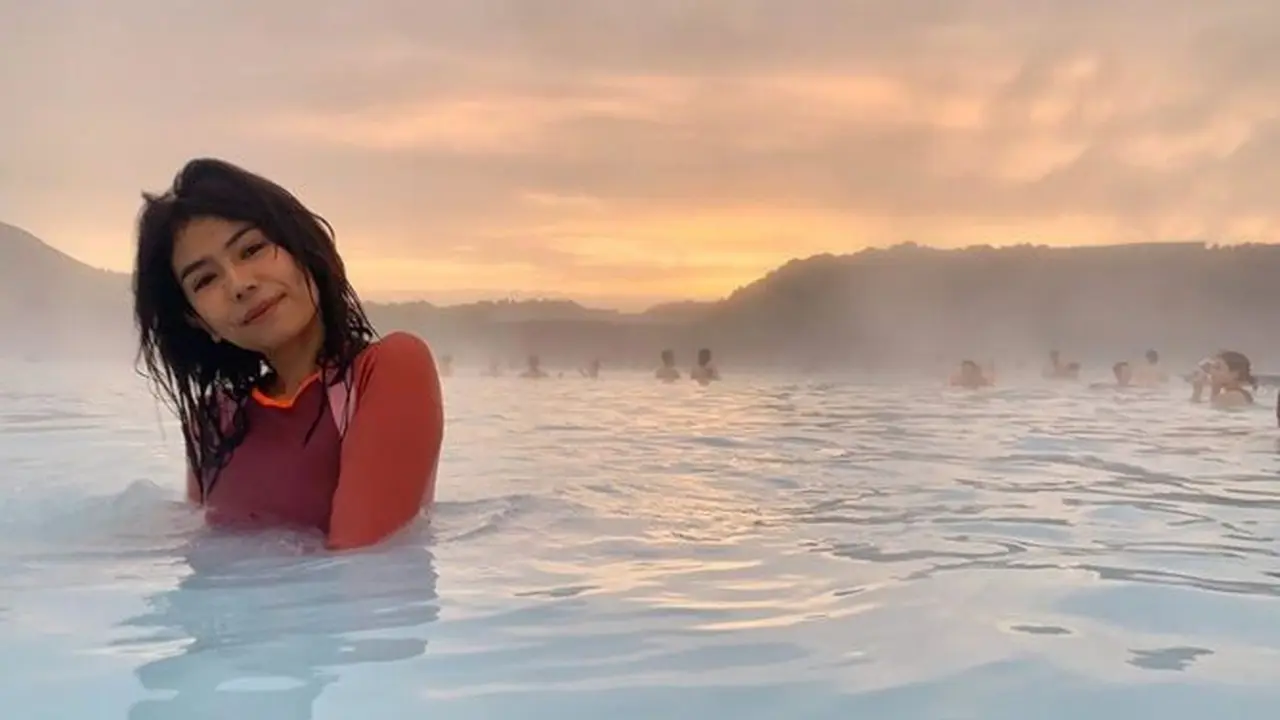 6 Potret Gamila Istri Pandji Pragiwaksono yang Awet Muda dan Mirip ABG ...