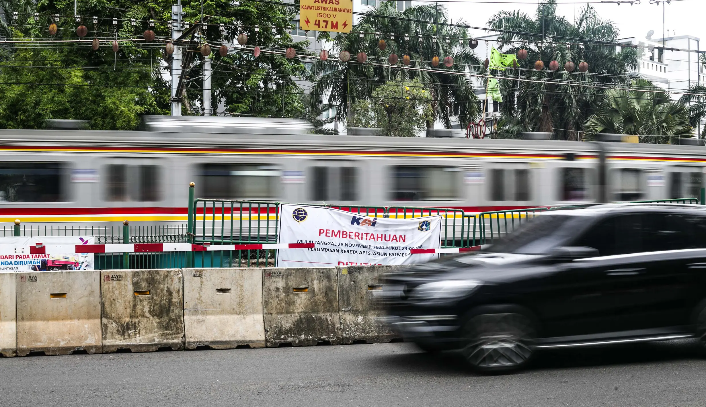 FOTO: Penutupan Perlintasan Kereta Api Sebidang di Stasiun Palmerah - Foto Liputan6.com