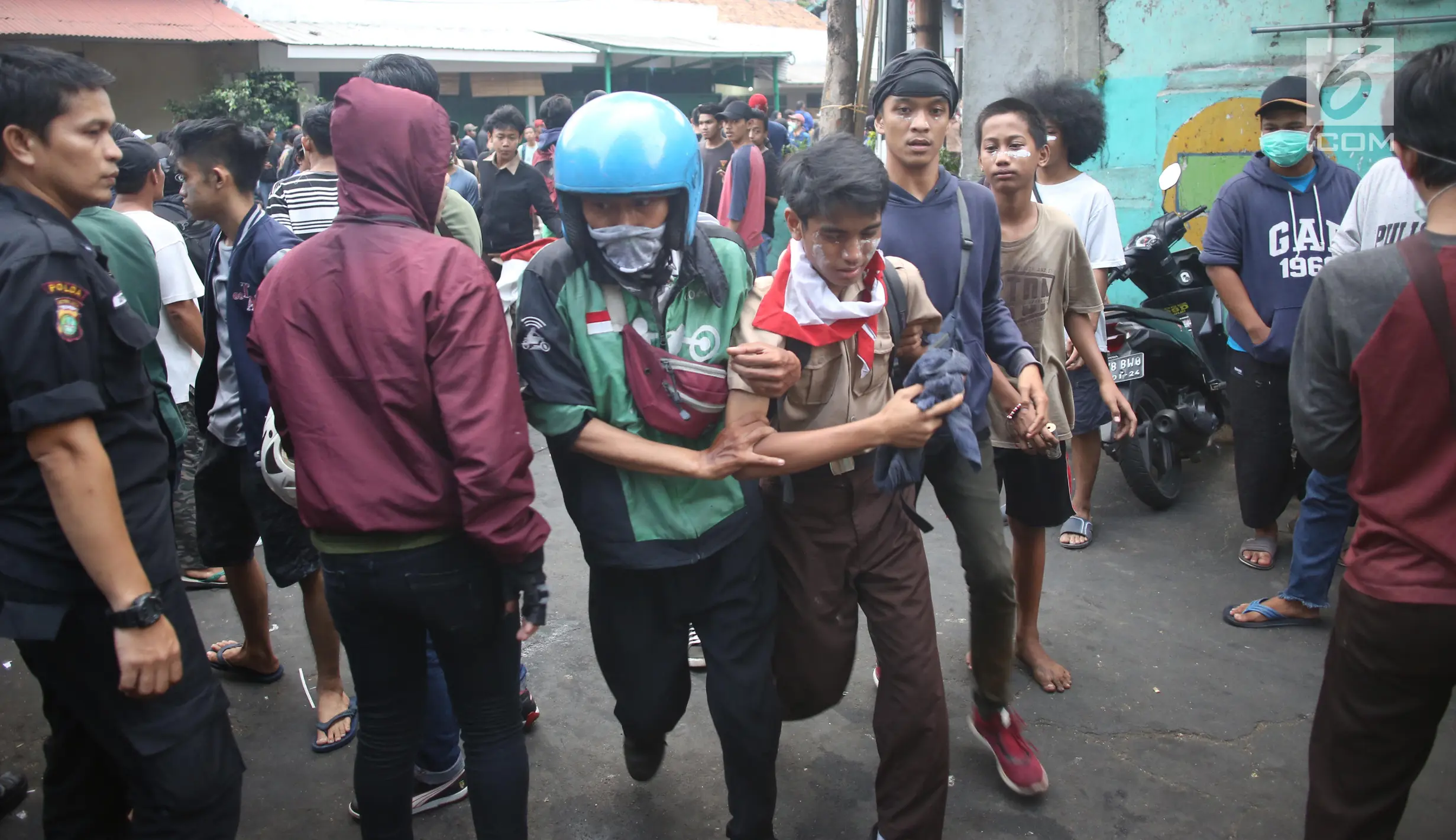 FOTO: Gas Air Mata Bikin Pelajar Tumbang Saat Demo di DPR - Foto ...