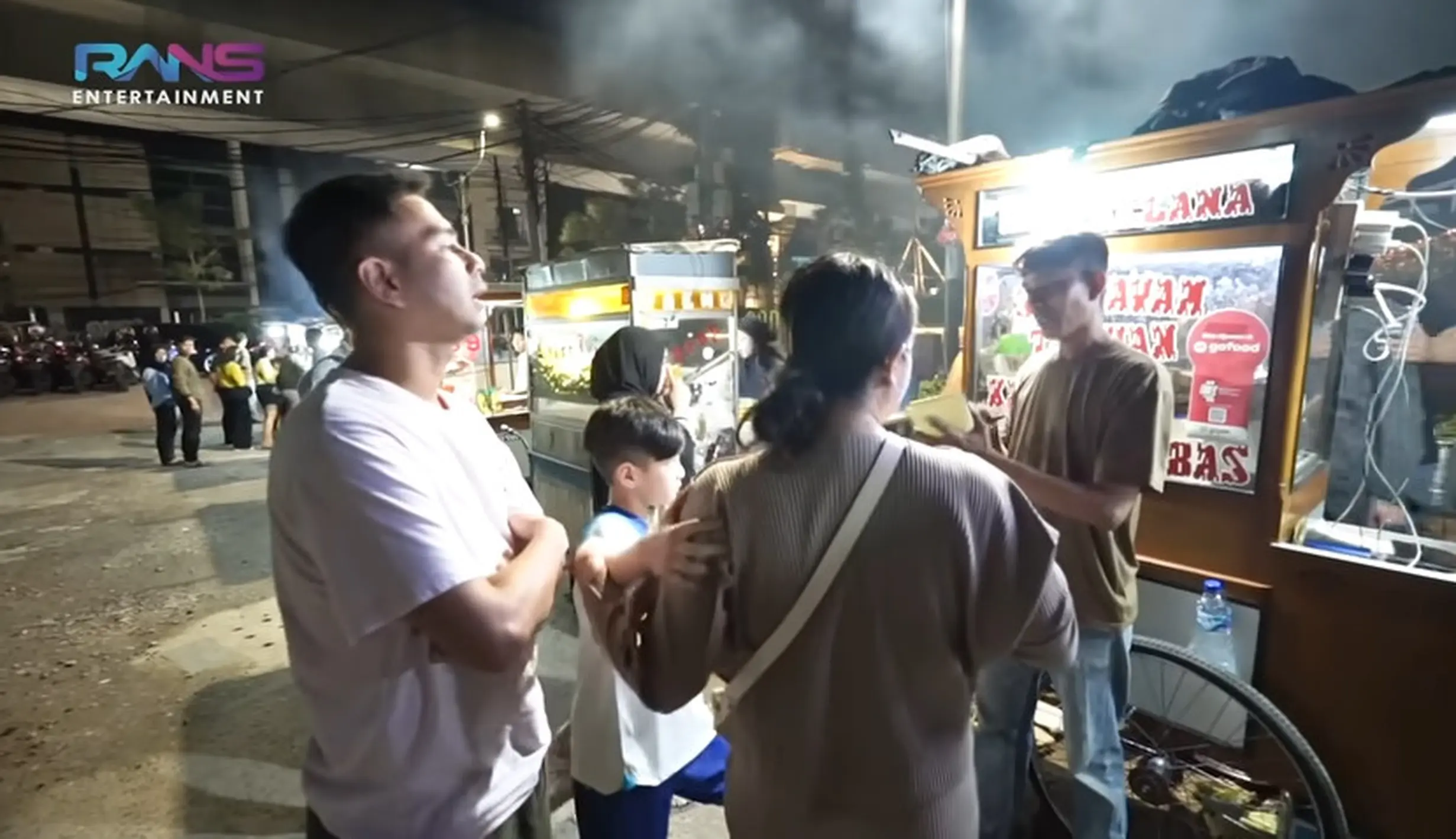 Potret Keluarga Sultan Andara Makan di Pinggir Jalan, Pengalaman ...