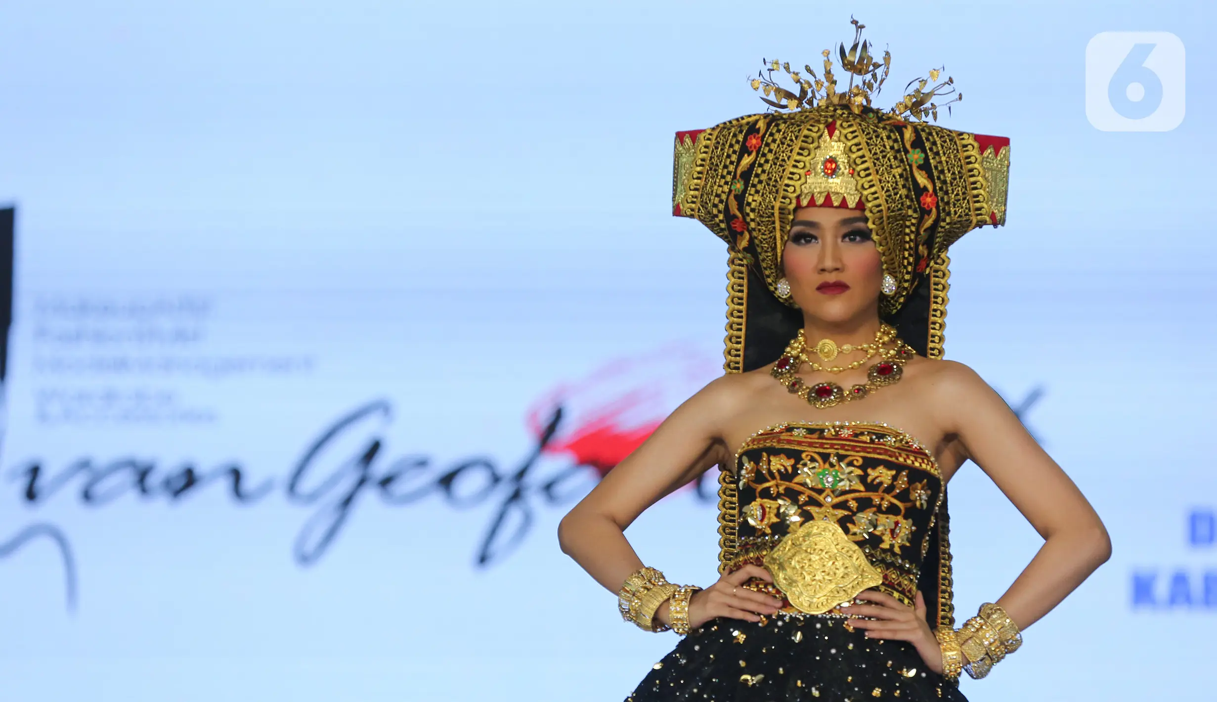 FOTO: Desainer Lokal Pamer Koleksi di Palembang Fashion Week - Foto ...
