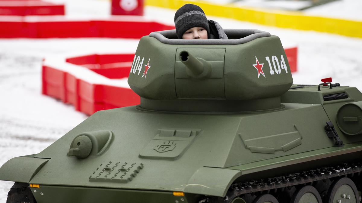 FOTO: Serunya Anak-Anak Rusia Naik Tank Era Soviet