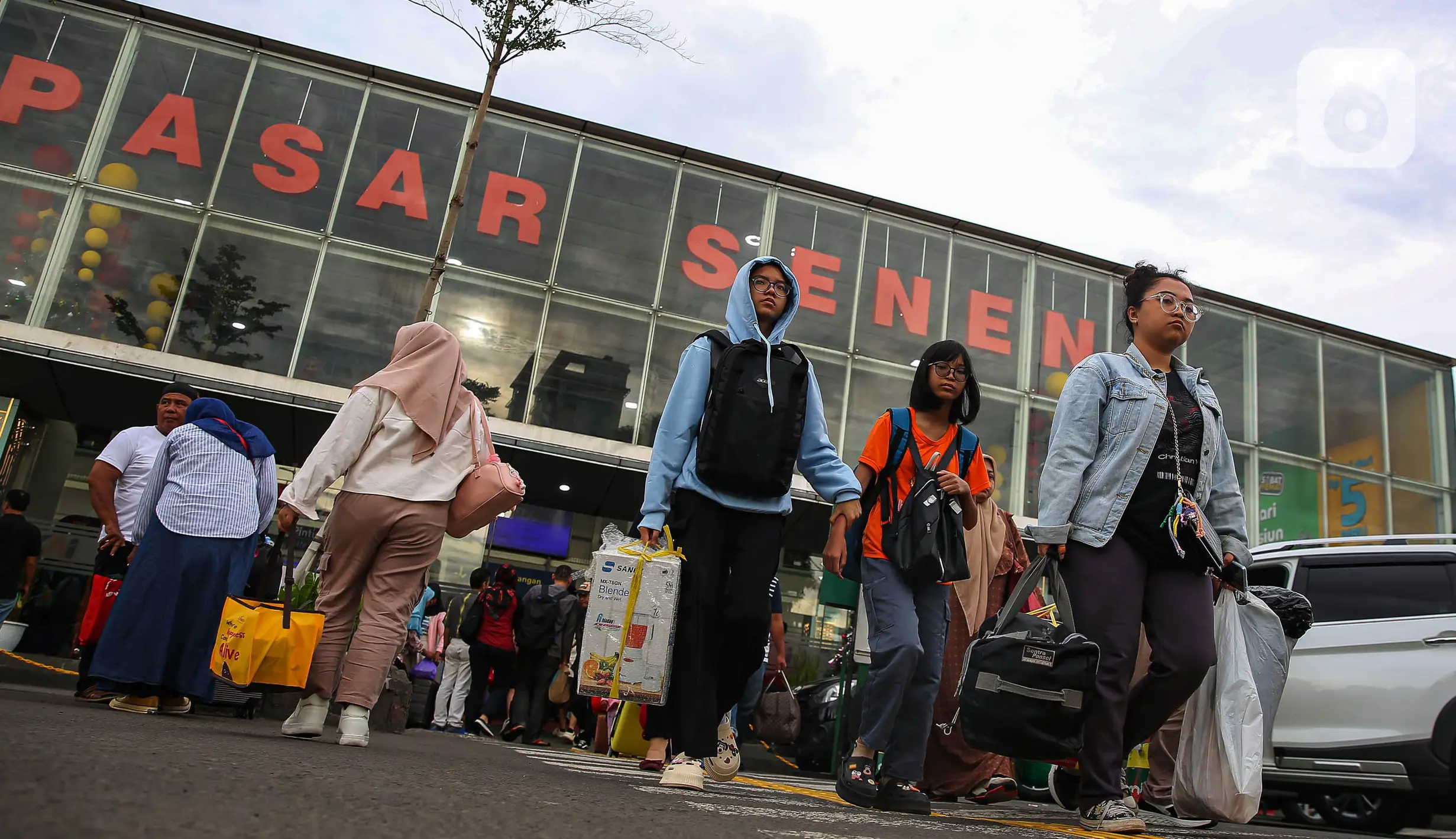 Libur Nataru 2024/2025 Usai, Seperti Ini Suasana Arus Balik di Stasiun Pasar Senen - Foto ...