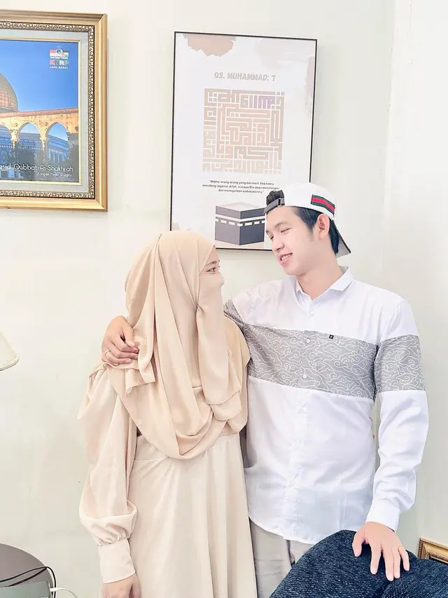 6 Potret Manis Kebersamaan Ustaz Dennis Lim dan Istri, Bikin Iri ...