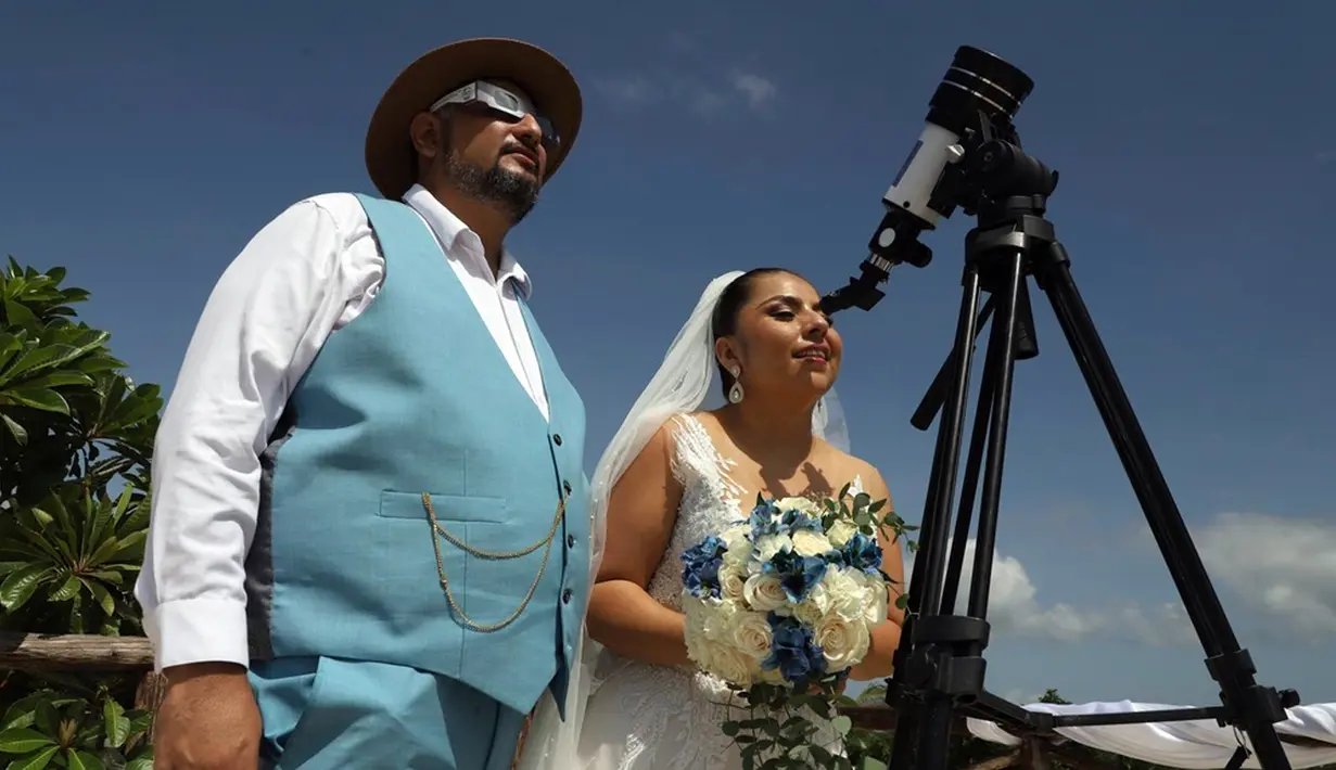 Antusiasme Warga Saksikan Fenomena Gerhana Matahari Cincin Api 2023 ...