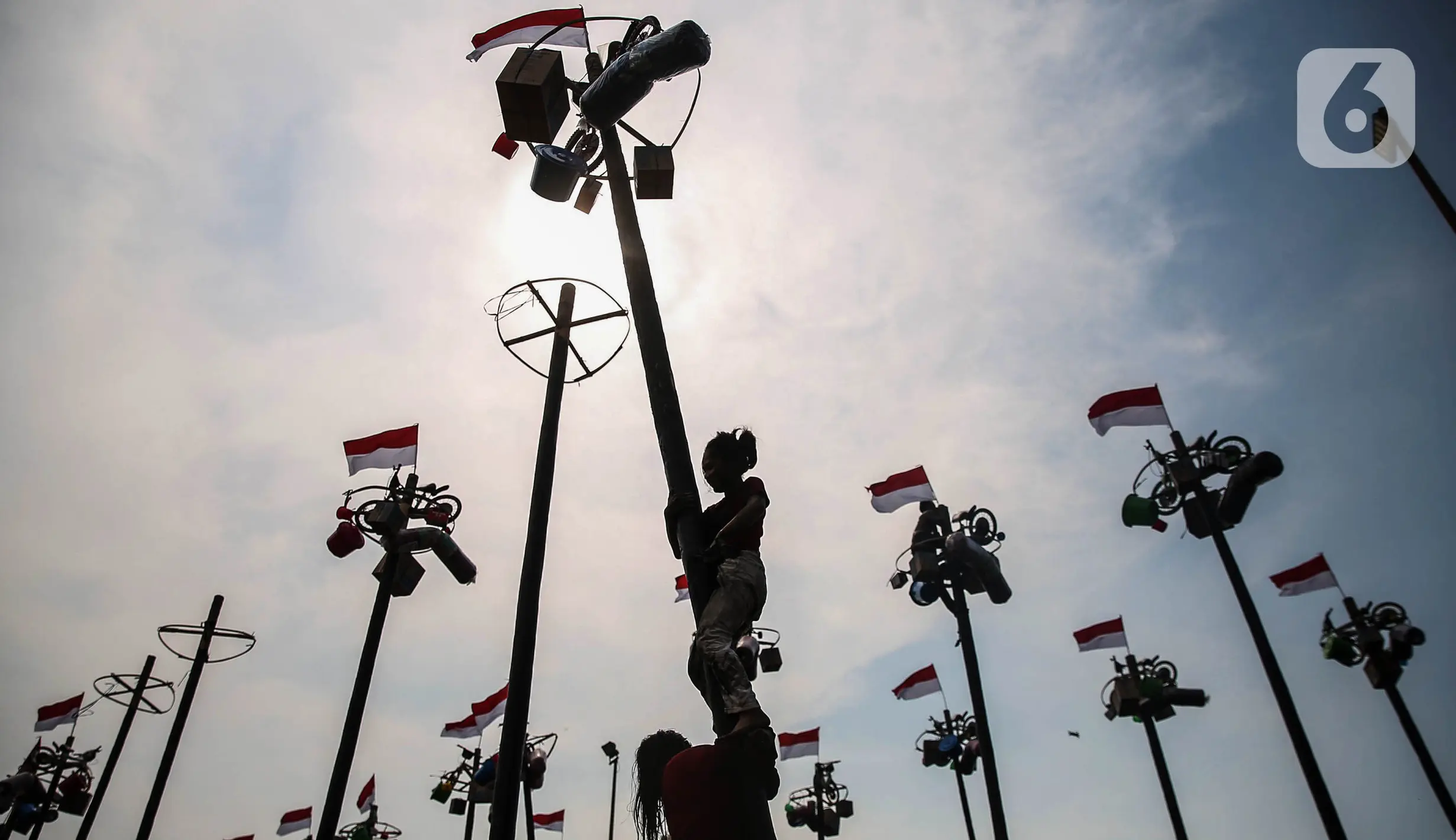 Panjat Pinang, Lomba Kolosal yang Paling Diminati Saat Perayaan HUT ...