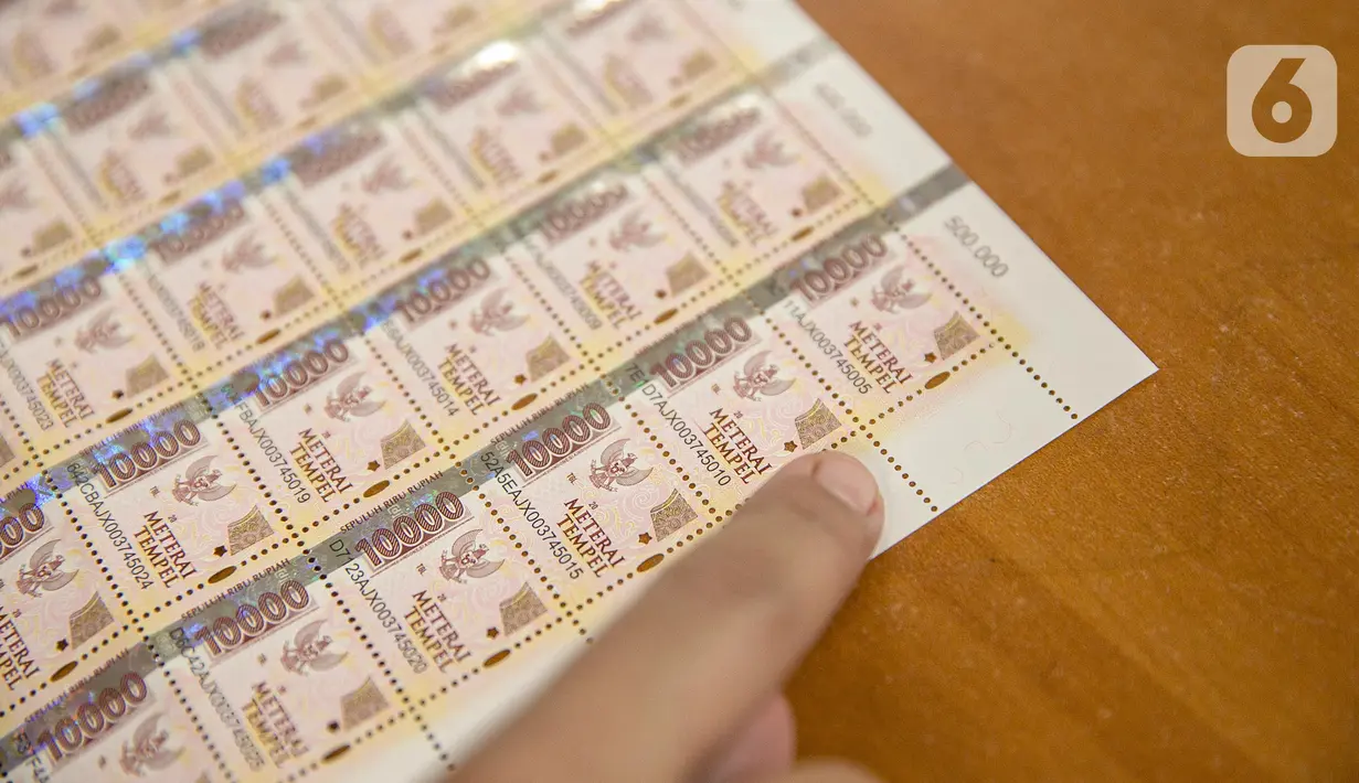 FOTO: Penjualan Materai Rp 10.000 di Kantor Pos - Foto Liputan6.com