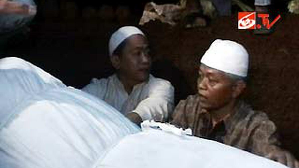 Ade Namnung Dimakamkan di TPU Kebon Nanas - ShowBiz Liputan6.com