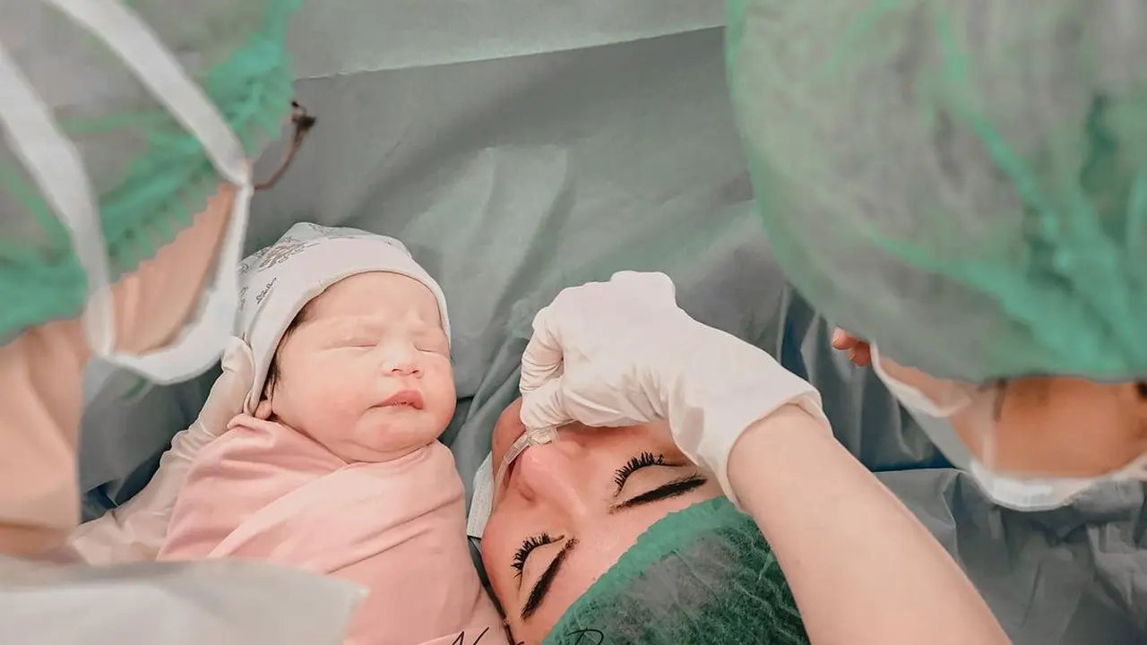 6 Potret Arnold Leonard dan Moniq Crasivaya Dikaruniai Anak Pertama ...