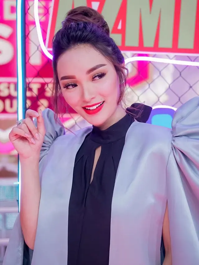 Zaskia Gotik dan 6 Artis Ini Sayang Banget dengan Anak Tiri, Nomor 2 ...