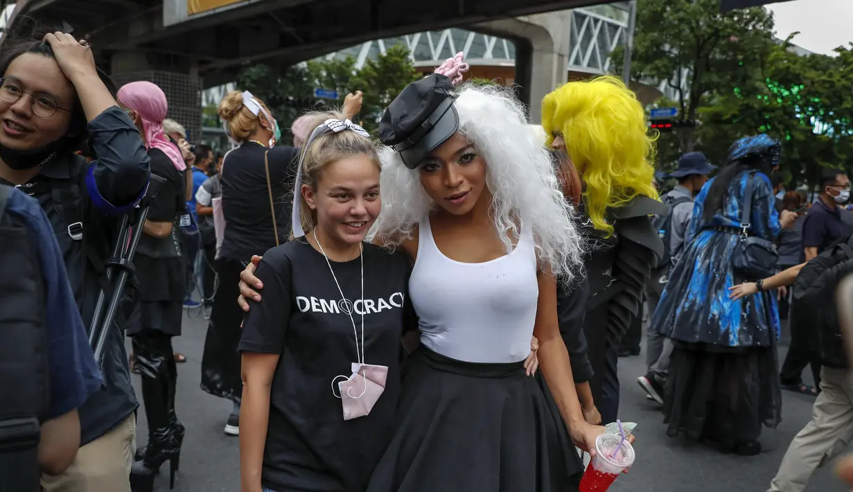 FOTO: Gaya Para LGBT Thailand saat Ikut Demo - Foto Liputan6.com
