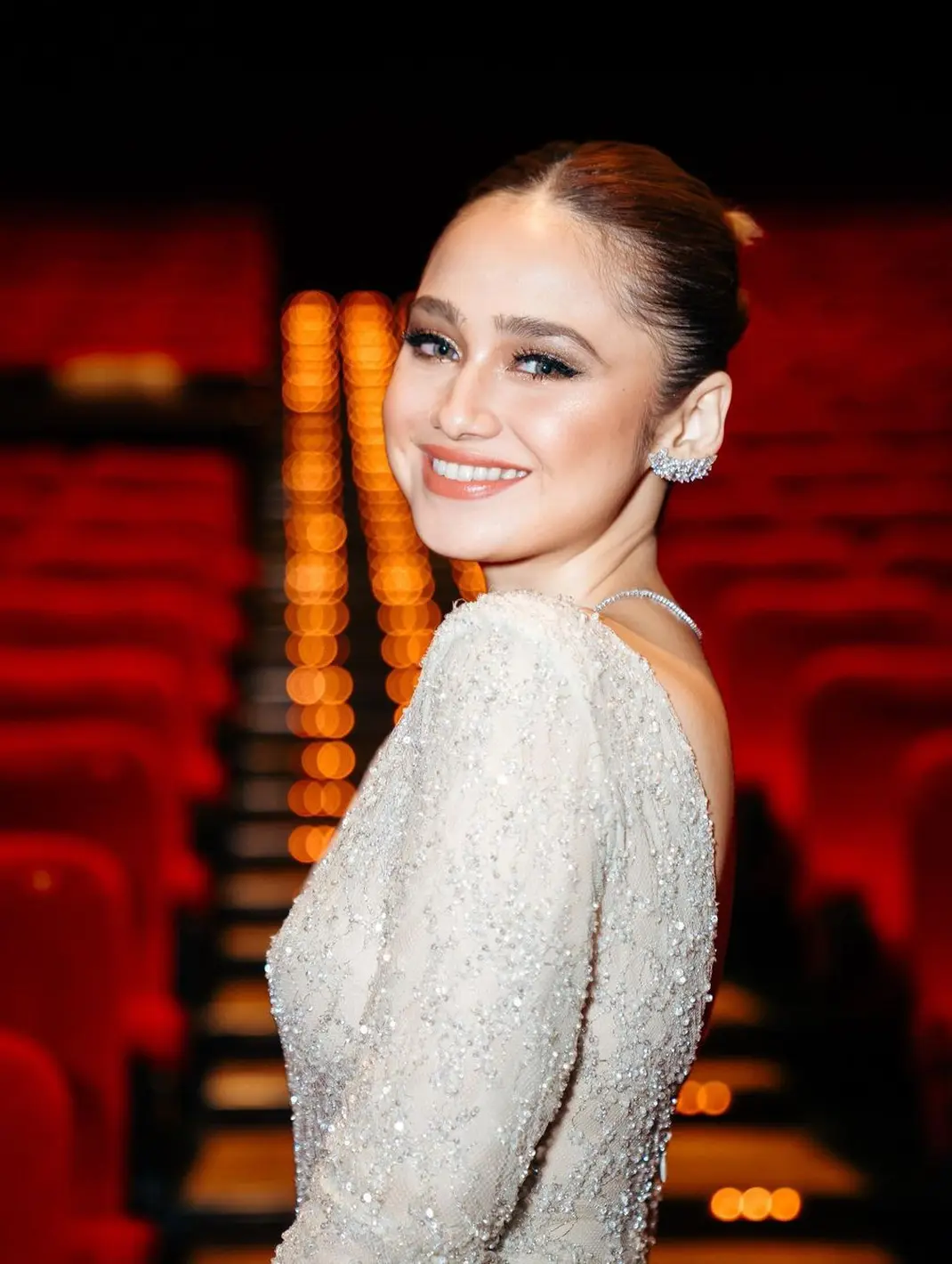 6 Potret Glamor Syifa Hadju dengan Mini Dress di Premiere Catatan Si Boy