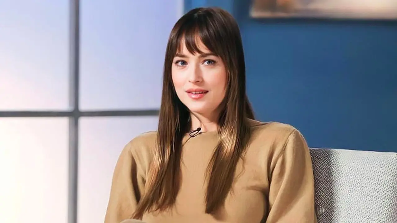 7 Potret Cantik dan Memesona Dakota Johnson, Pacar Vokalis Coldplay ...