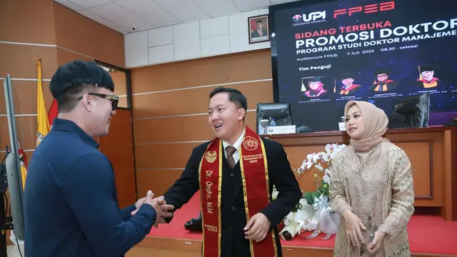 Ruri Repvblik dan Rocket Rockers Hadiri Sidang Promosi Doktor Haji Ari yang Berjuluk Selebriti ...