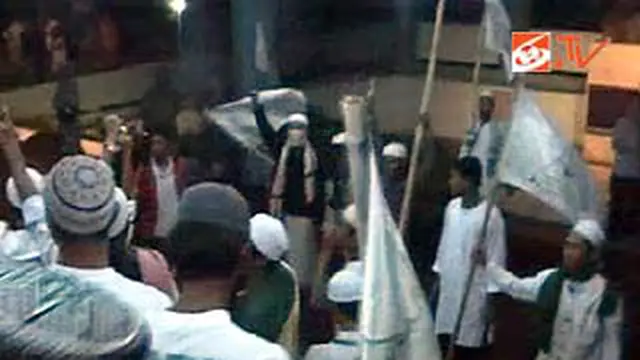 Kontes Waria Dibubarkan Massa FPI - News Liputan6.com