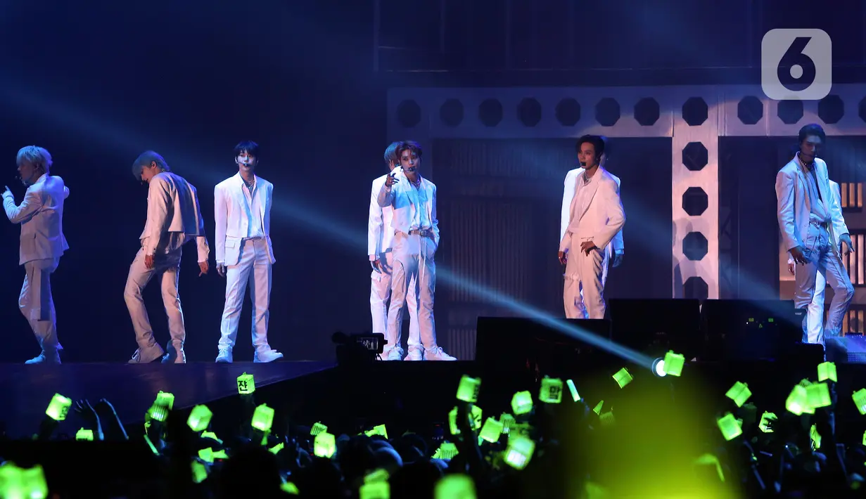 Serba Putih, NCT 127 Sapa Penggemar di Indonesia - Foto Liputan6.com