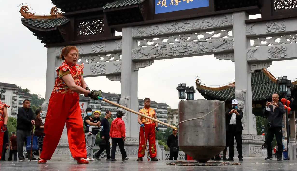 FOTO: Melihat Permainan Gangsing Raksasa di China - Foto Liputan6.com