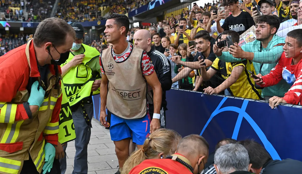 FOTO: Saat Cristiano Ronaldo Hampiri Petugas yang Terkena Tendangannya ...