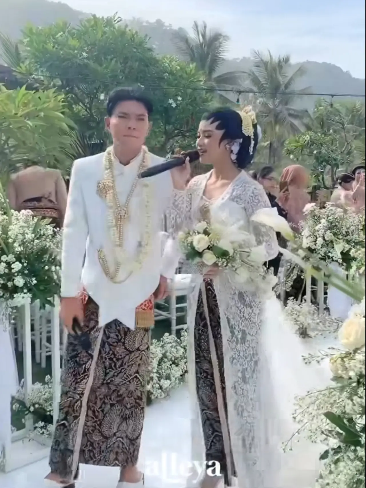 7 Momen Pernikahan Tri Suaka dan Nabila Maharani, Romantis Digelar di Tepi Laut - Hot Liputan6.com