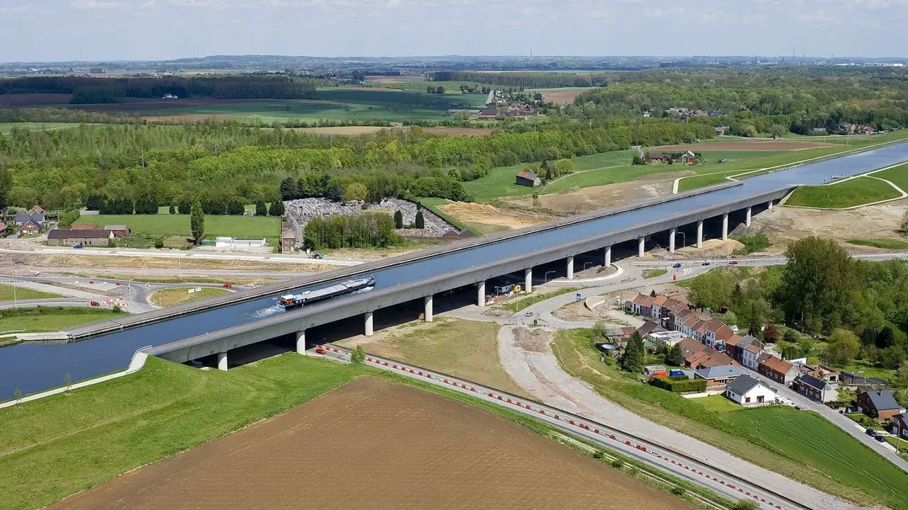 6 Potret Pont Canal Du Sart, Jembatan Penyeberangan Kapal Unik di ...
