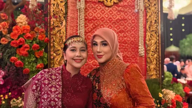 7 Potret Marini Zumarnis Kenakan Songkat Palembang di Kondangan, Pesona Kecantikan Berkelas ...