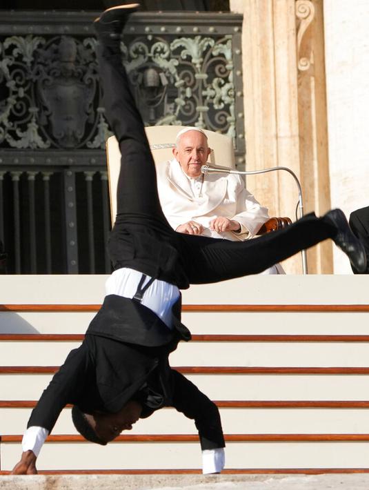 Pertunjukan Akrobat Black Blues Brothers di Depan Paus Fransiskus ...