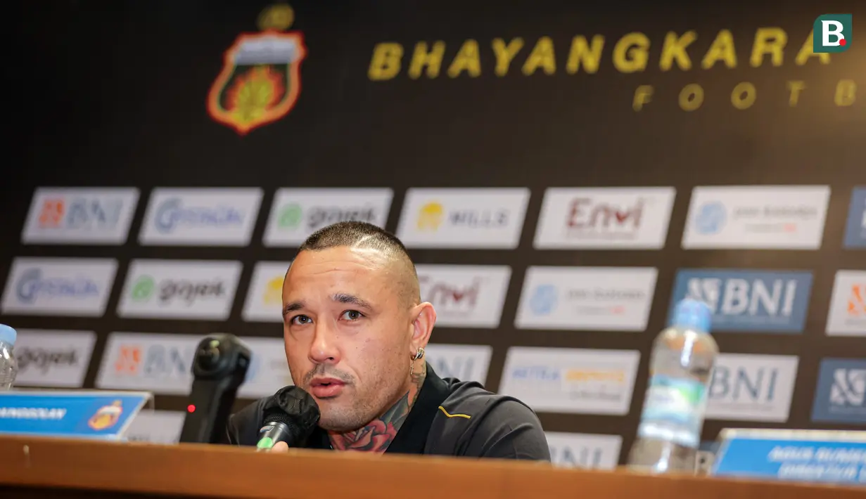 Foto: Direkrut dengan Harga Fantastis, Radja Nainggolan Resmi ...