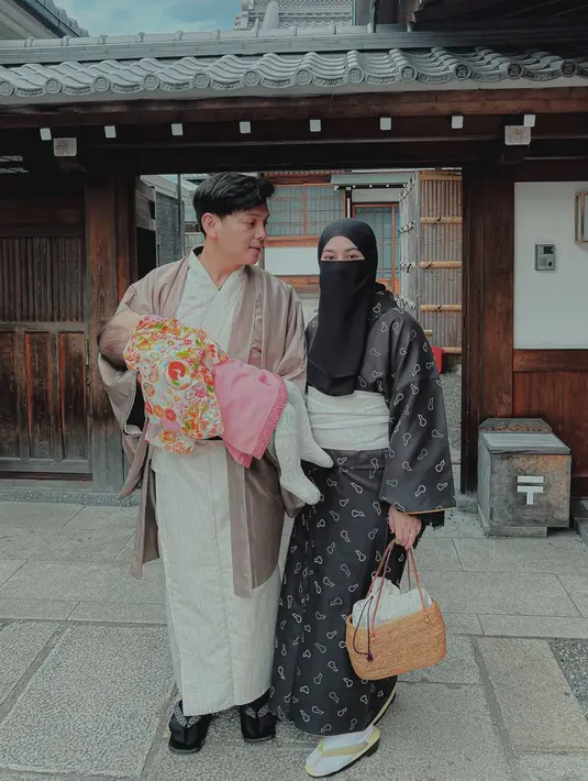 Tampil Serasi, Ini Potret Natta Reza dan Istri Saat Pakai Kimono di Jepang - Foto Liputan6.com