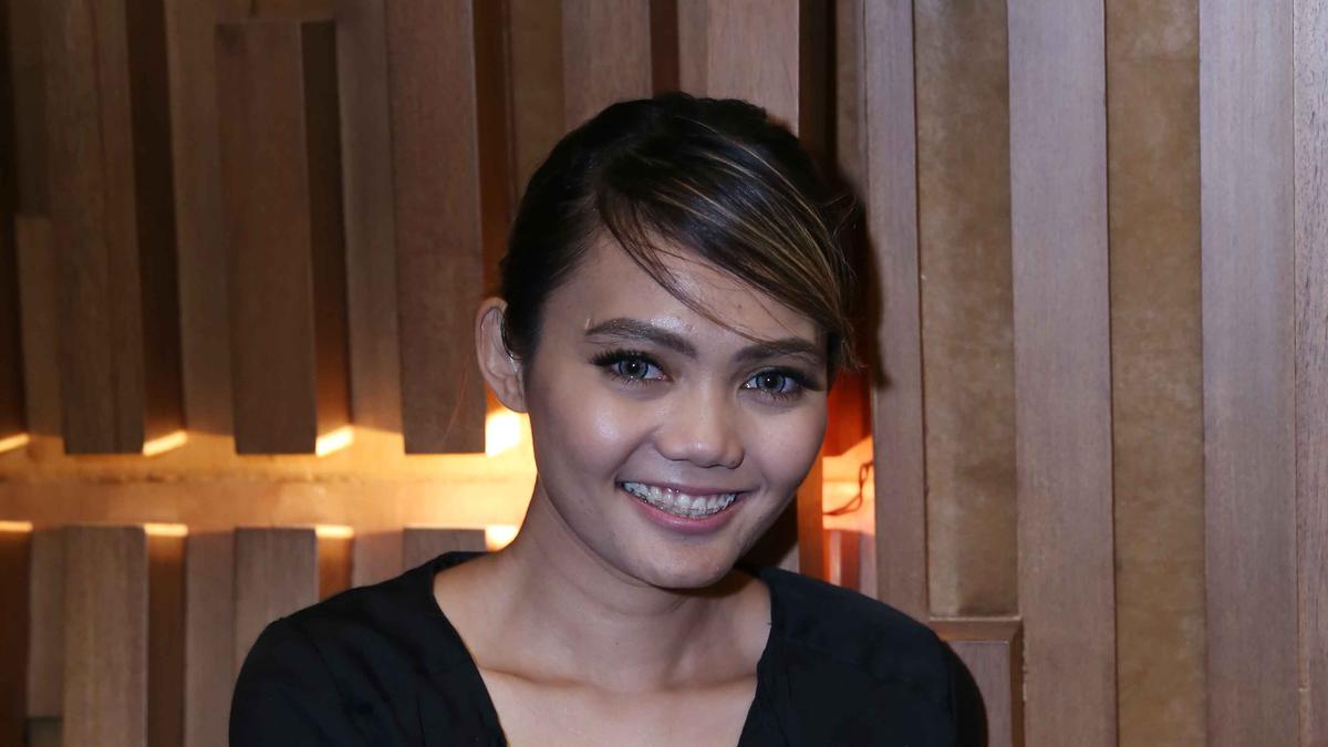 Gaya Centil Rina Nose di Klip Lagu 'Ayank Mbeb' - Entertainment Fimela.com