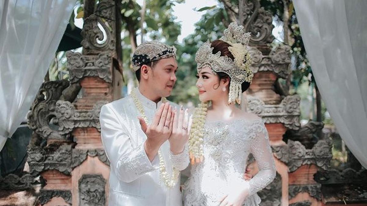 7 Potret Pernikahan Ryan Mantan Zaskia Gotik, Busana Didominasi Warna Putih