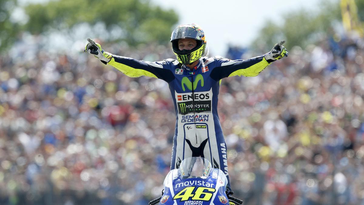10 Gaya Selebrasi Nyeleneh Valentino Rossi di MotoGP yang Melegenda
