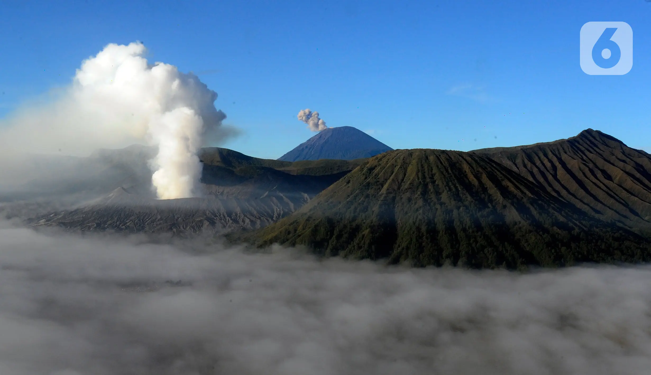 Pesona Keindahan Kaldera Bromo Berselimut Kabut Tebal - Foto Liputan6.com