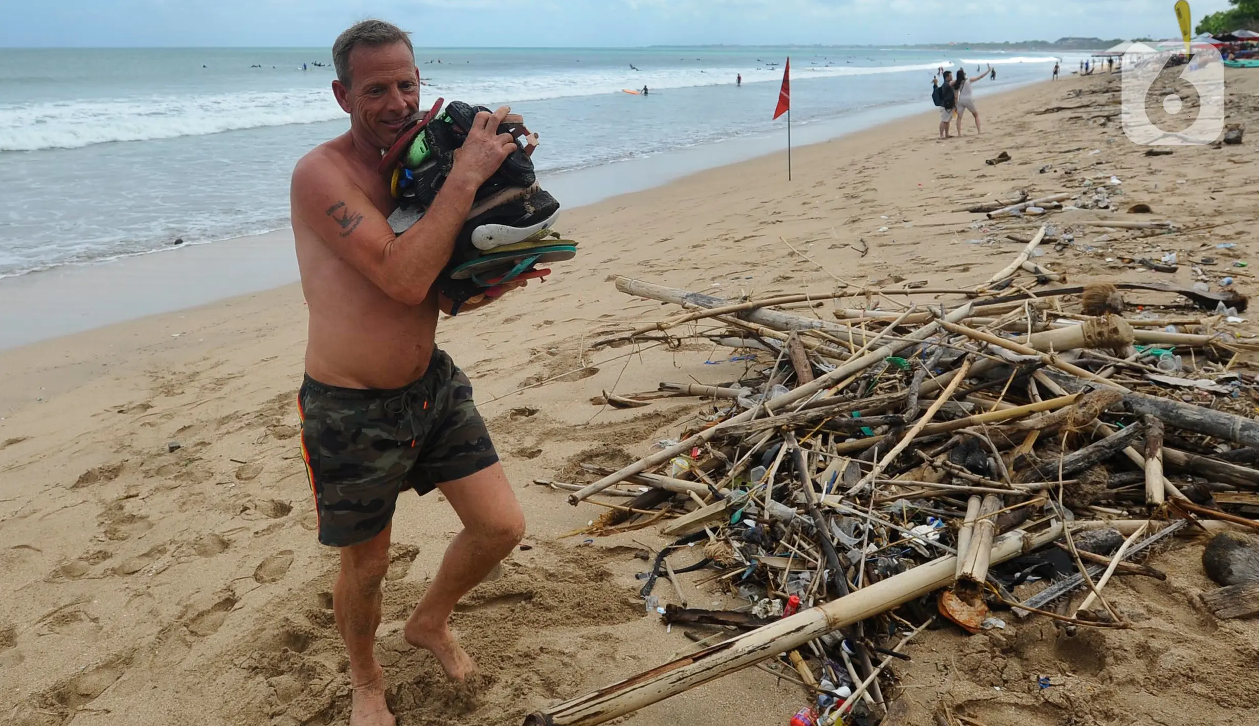 Aksi Bule Belanda Kumpulkan Sampah di Pantai Kuta Bali - Foto Liputan6.com