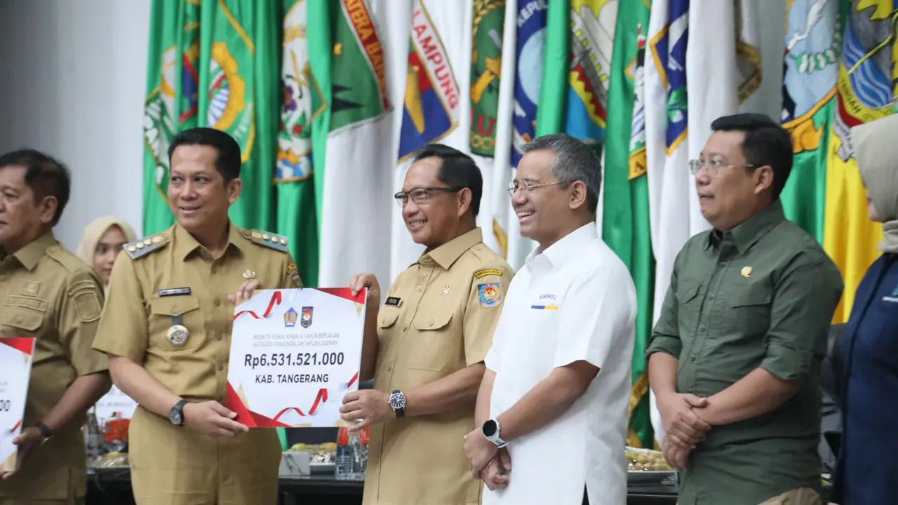Mendagri Serahkan Penghargaan Insentif Fiskal kepada 50 Pemda yang Sukses Kendalikan Inflasi ...