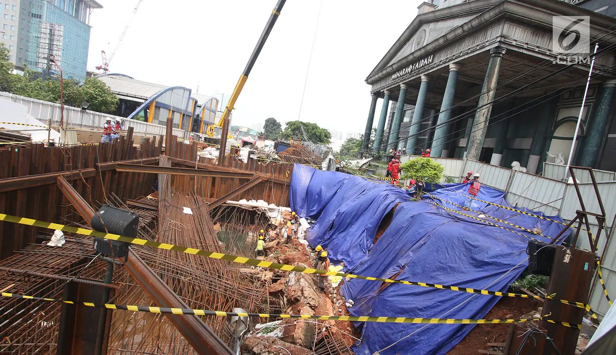 PHOTO: Tergerus Hujan, Tanah Proyek LRT di Depan Menara Saidah Longsor ...