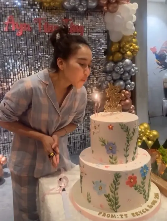 Momen Ayu Ting Ting Rayakan Ulang Tahun ke-32 Tanpa Ayah Ibu - Foto Liputan6.com