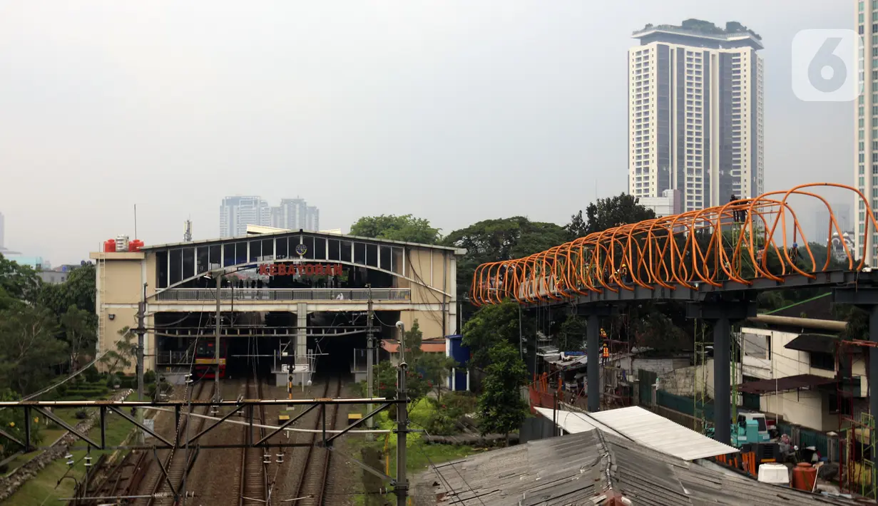 Melihat Pembangunan Sky Walk Kebayoran Lama - Foto Liputan6.com
