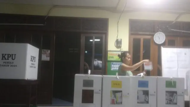 Cerita Fitri Kembali Peroleh Hak Suaranya di TPS 013 Kaliabang Tengah ...