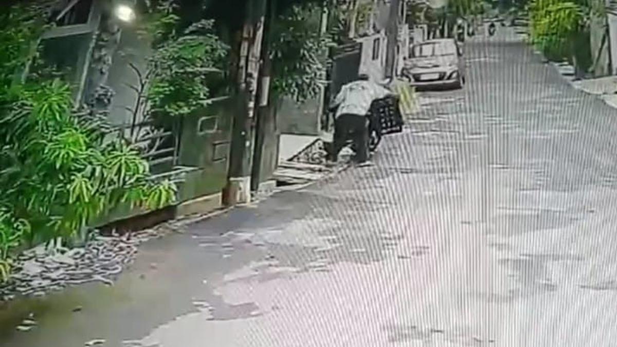Pencurian Besi Penutup Saluran Air Terekam CCTV, Warganet Heran: Masa Gituan Kudu Dirantai ...