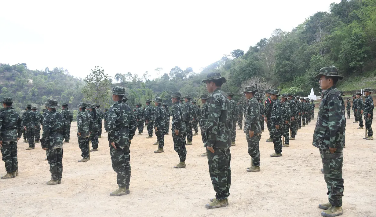 FOTO: Intip Kelompok Pemberontak Myanmar Latihan Militer - Foto ...
