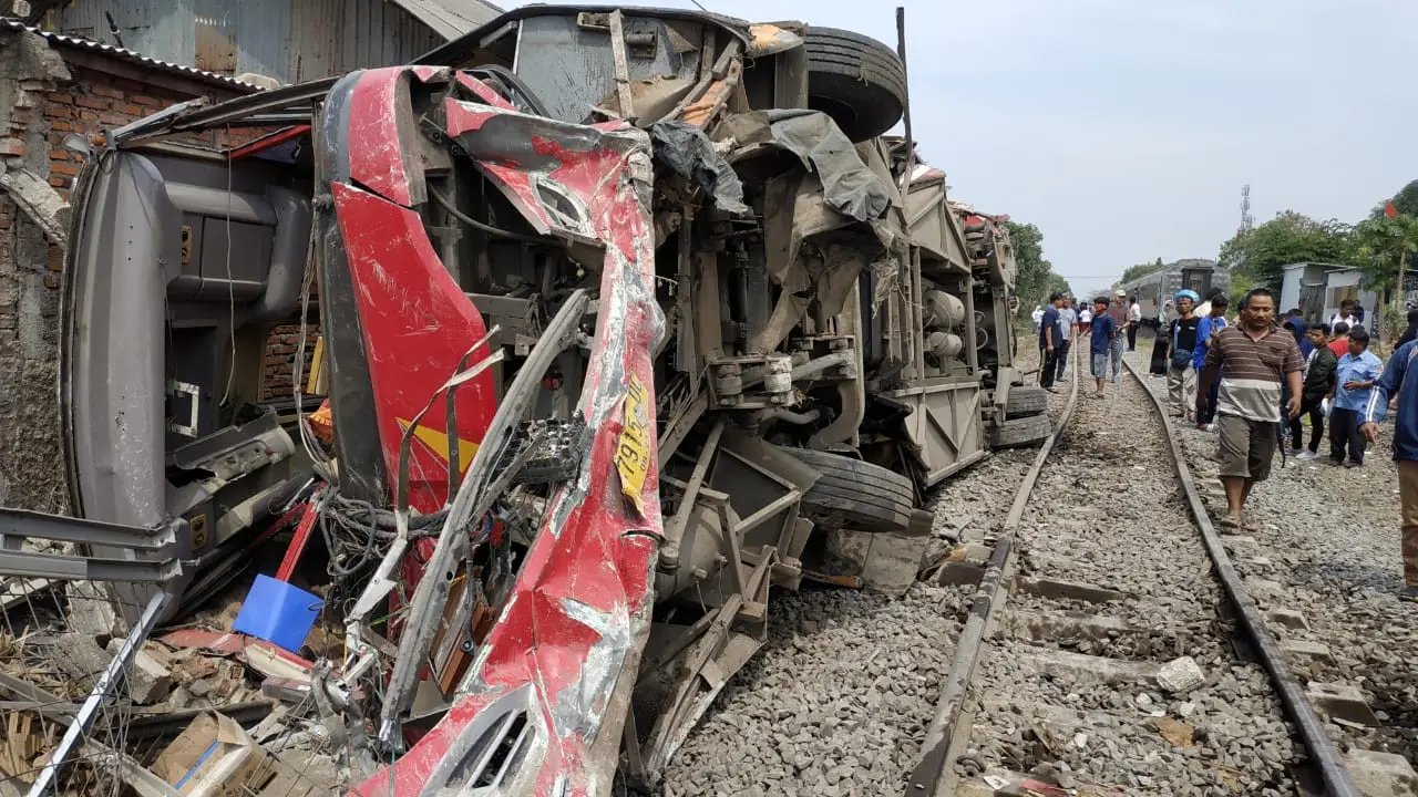 Tengok Kasus Kecelakaan Perlintasan Kereta Sebidang di Negara Lain, Indonesia Aman? - Bisnis ...