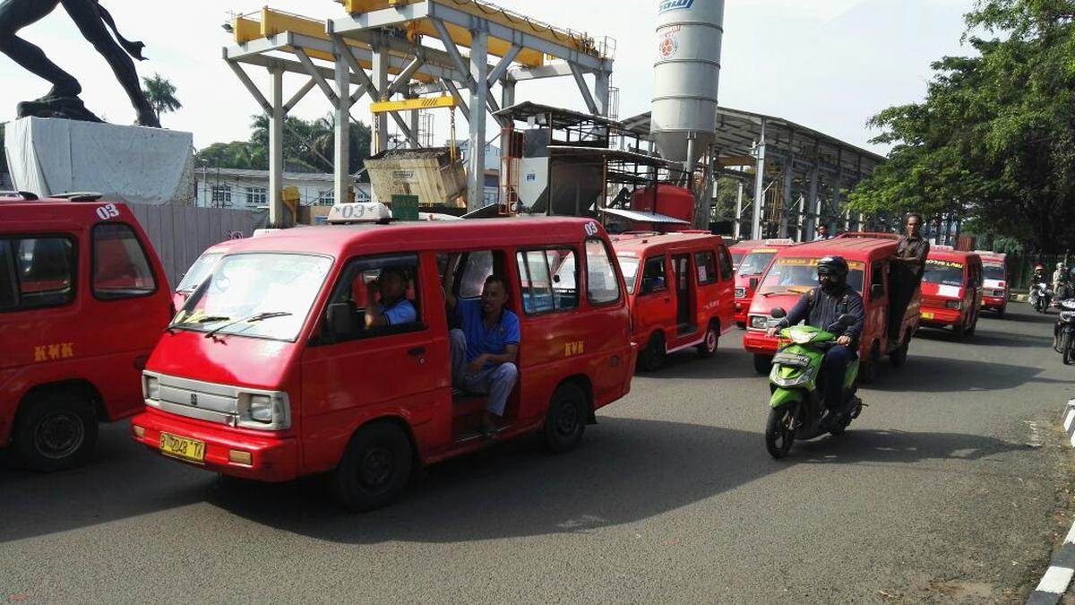 Selain Taksi, Angkot Merah Panaskan Demonstrasi Para Sopir - News ...