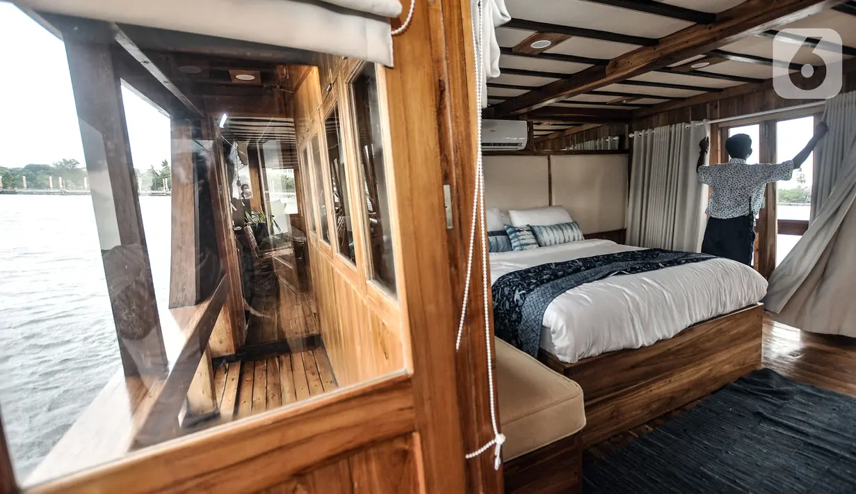 FOTO: Berkeliling Perairan Teluk Jakarta dengan Kapal Augustine Phinisi - Foto Liputan6.com