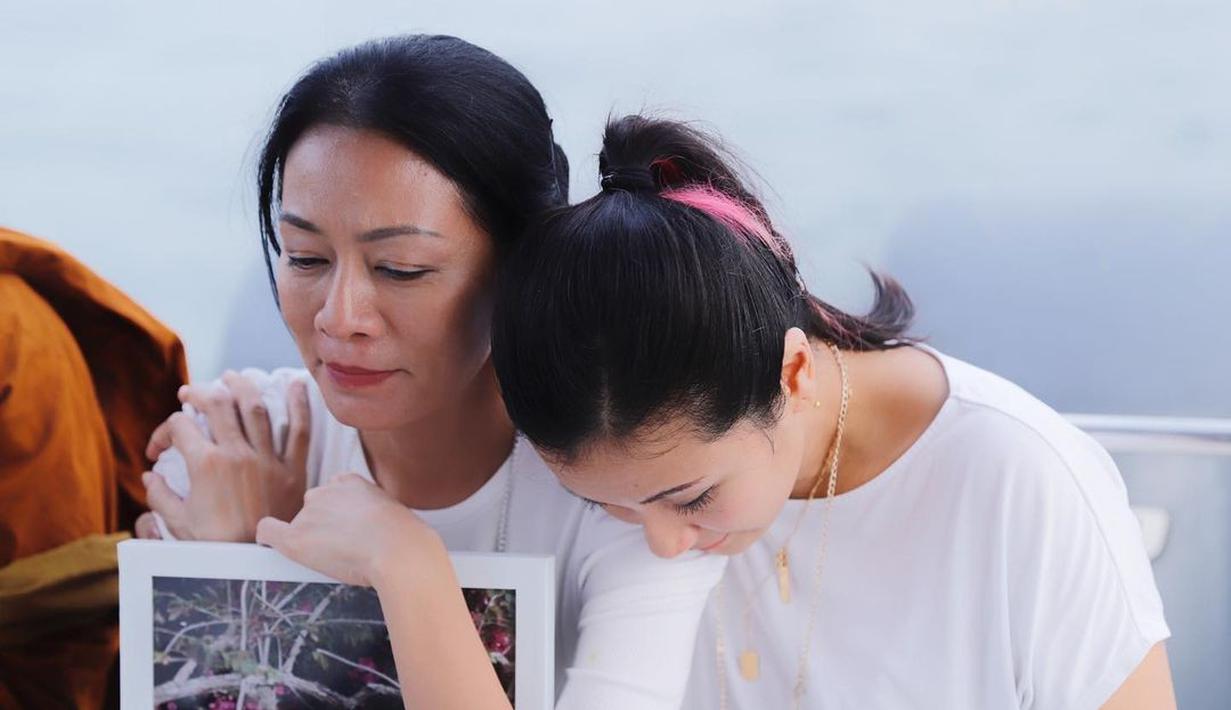 Tegarnya Dewi Lestari Sepeninggal Reza Gunawan, Salah Satunya Berkat ...