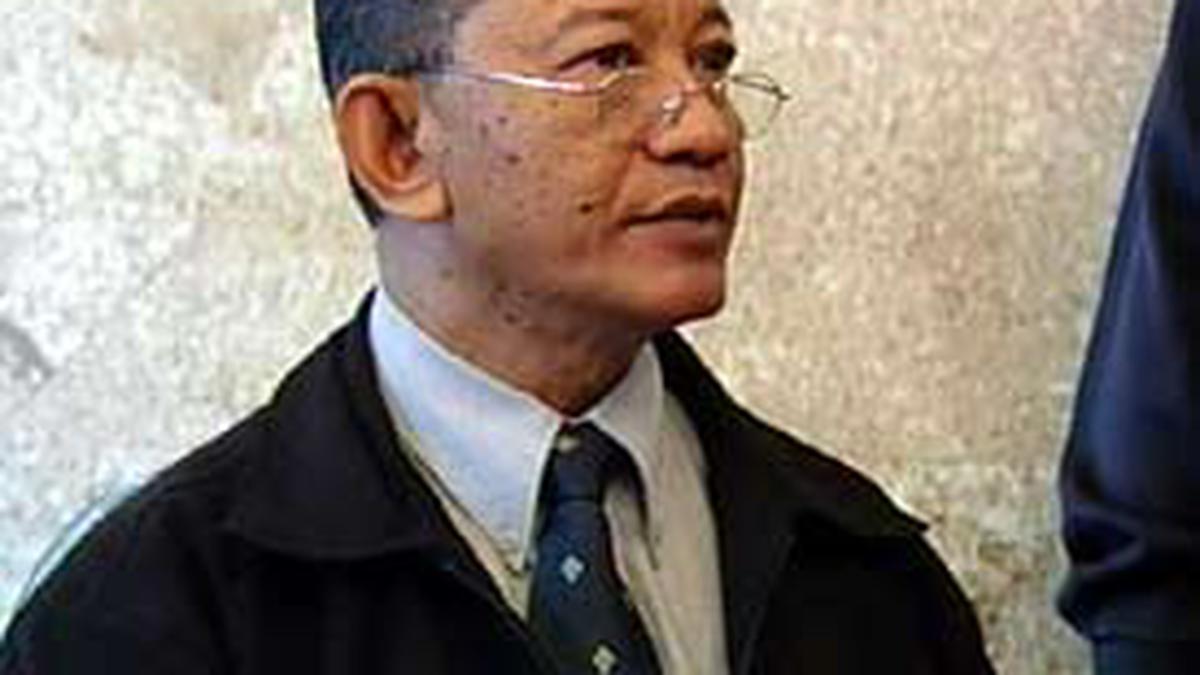 Nazaruddin Sjamsuddin Dibesuk Istri