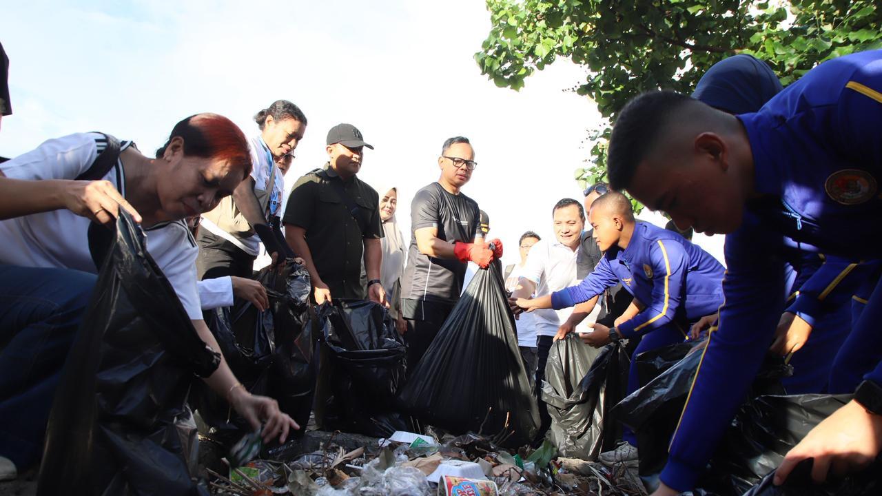 Wamendagri Bima Arya Bareng ASN dan Praja IPDN NTB Gelar Gerakan Bersih ...