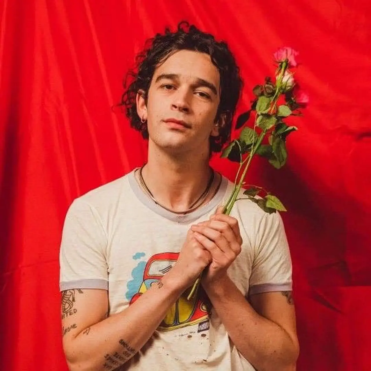Profil Matty Healy, Vokalis Band The 1975 yang Dikabarkan Kencan dengan ...