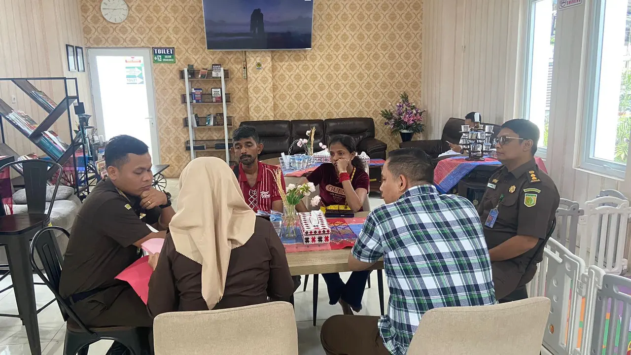 Viral Video Emak-Emak Ngomel di Kejari Medan, Kasi Intel Angkat Bicara - Regional Liputan6.com