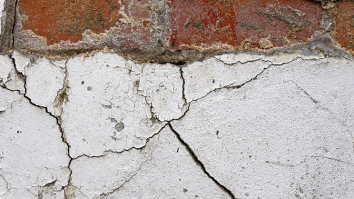 Musim Hujan Tiba,Ini Cara Atasi Dinding Retak dan Lembap di Rumah ...